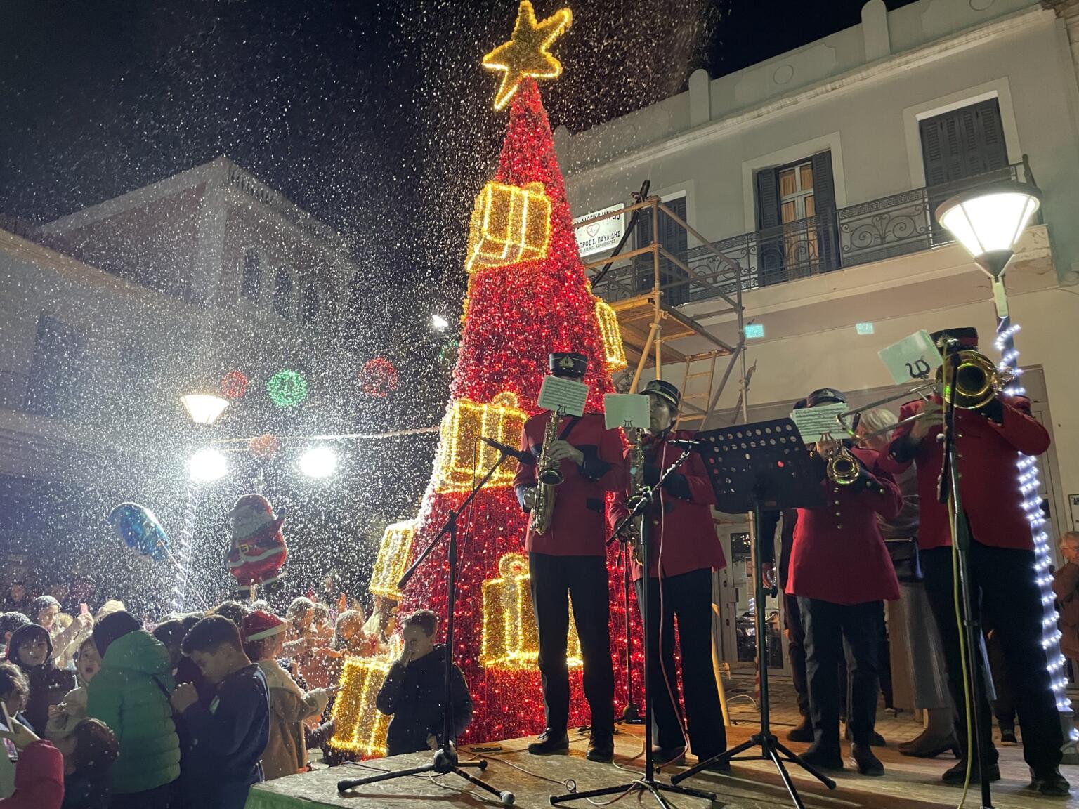 Εικόνες από την εντυπωσιακή φωταγώγηση του Χριστουγεννιάτικου Δέντρου ...